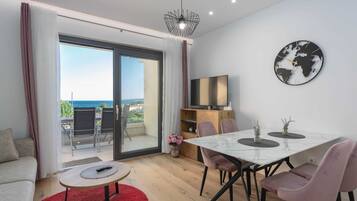 Estúdio (Studio Apartment with Terrace) | Sala | Televisor de ecrã plano de 32 polegadas com canais por cabo