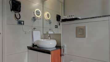 Superior Room with City View | Banheiro | Chuveiro, toalhas de banho, sabonete, shampoo