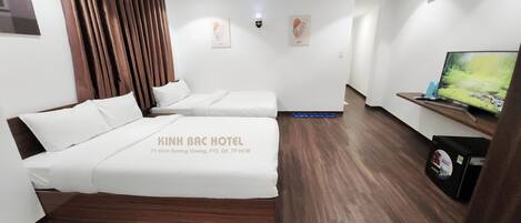 Quarto Quádruplo Deluxe, casa de banho privativa, Vista para a cidade | Cortinas/cortinados opacos, Wi-fi grátis, roupa de cama fornecida