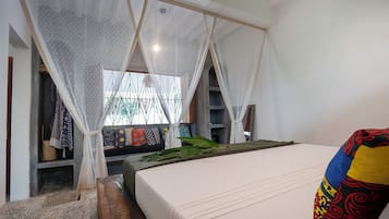 Suite Superior, pátio, vista para a piscina | 1 quarto, com decoração personalizada, com mobília individualizada