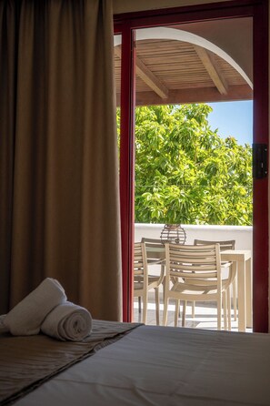 Apartamento conforto, vista para o jardim | Cofres nos quartos, cortinas blackout, quartos à prova de som