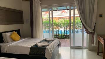 Quarto Twin Standard, 2 camas de casal, vista para a piscina | Vista do quarto