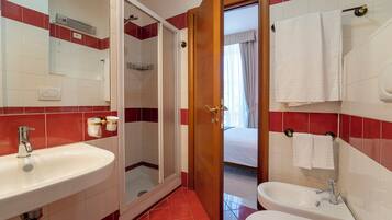 Quarto Deluxe | Casa de banho | Um chuveiro fixo, um secador de cabelo, toalhas fornecidas, sabão