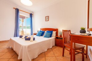 3 quartos, berços (sobretaxa), roupa de cama