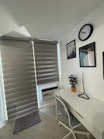 Apartamento Clássico em Condomínio Fechado, varanda, vista para a montanha | Sala de estar | TV de ecrã plano