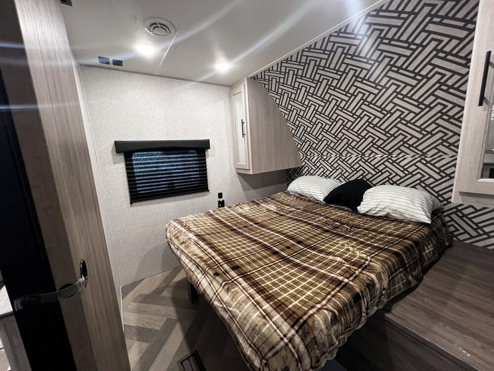 Travel Trailer With a Lake View: Your Cozy Escape Awaits! Reviews ...