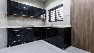 Suite Deluxe, várias camas, Vista para a cidade | Cozinha privada