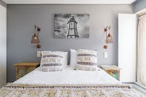 Quarto Duplo ou Twin Superior, não fumadores, vista para a praia | Cofre no quarto, cortinas/cortinados opacos, ferro/tábua de engomar