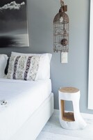 Quarto Duplo ou Twin Deluxe, não fumadores, vista para a praia | Cofre no quarto, cortinas/cortinados opacos, ferro/tábua de engomar