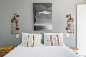 Quarto Duplo ou Twin Deluxe, não fumadores, vista para a praia | Cofre no quarto, cortinas/cortinados opacos, ferro/tábua de engomar