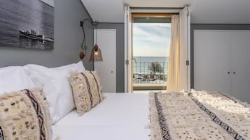Cofre no quarto, cortinas/cortinados opacos, ferro/tábua de engomar