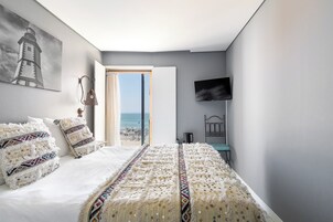 Quarto Duplo ou Twin Superior, não fumadores, vista para a praia | Cofre no quarto, cortinas/cortinados opacos, ferro/tábua de engomar 