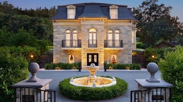 Fachada do alojamento (tarde/noite)