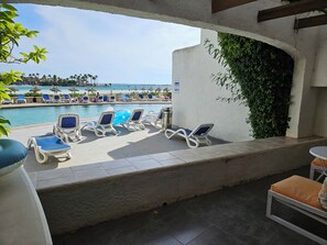 Apartamento família, ao lado da piscina | 2 quartos, escrivaninha, ferros/tábuas de passar roupa