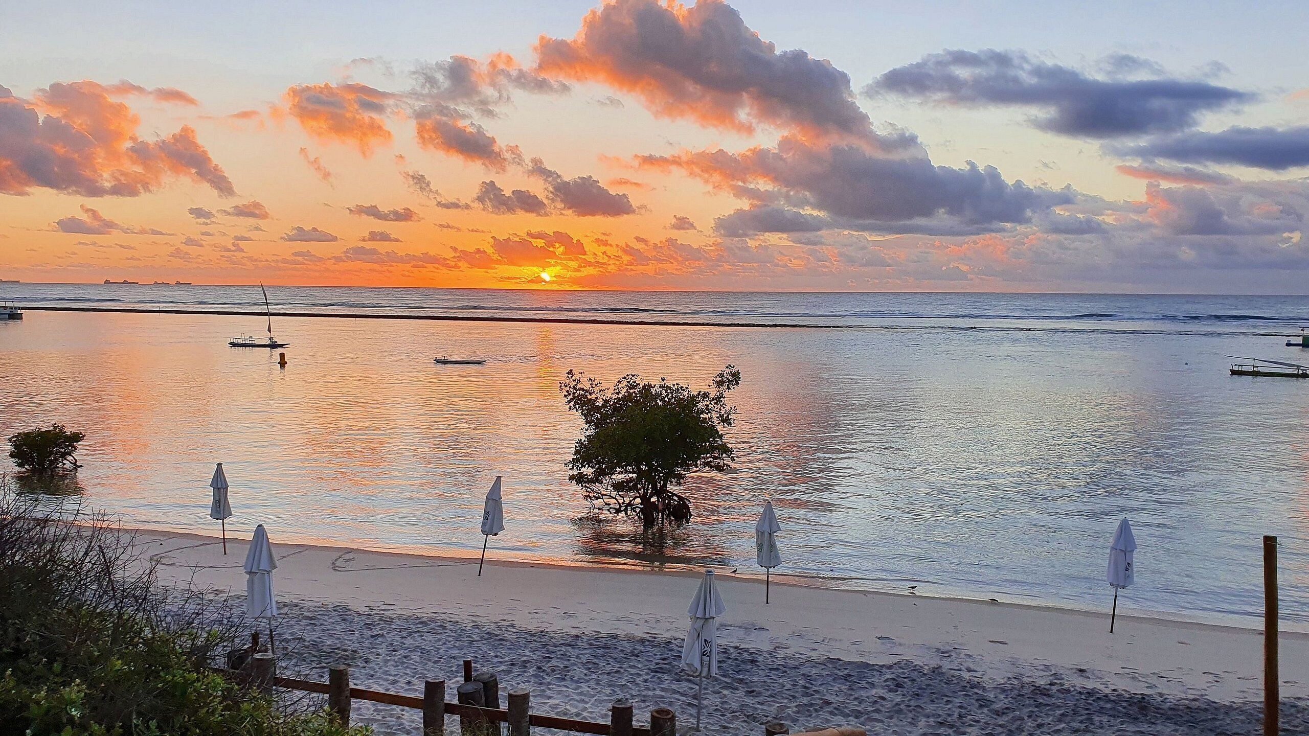 Na praia, praia de areia branca 
