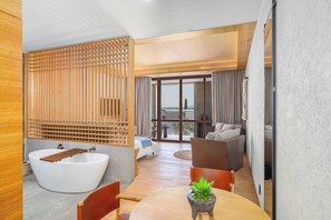 Roupa hipoalergénica, minibar, cofre no quarto