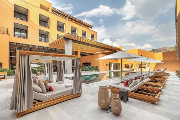 Piscina exterior, da(s) 8:00 à(s) 20:00, guarda-sóis, espreguiçadeiras