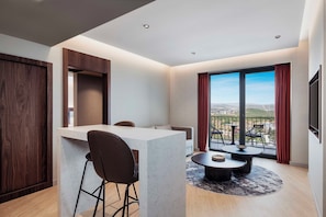 Suíte, 1 cama Queen | Frigobar, cofres nos quartos, escrivaninha