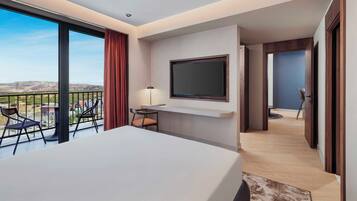 Suíte, 1 cama Queen | 1 quarto, frigobar, cofres nos quartos, escrivaninha