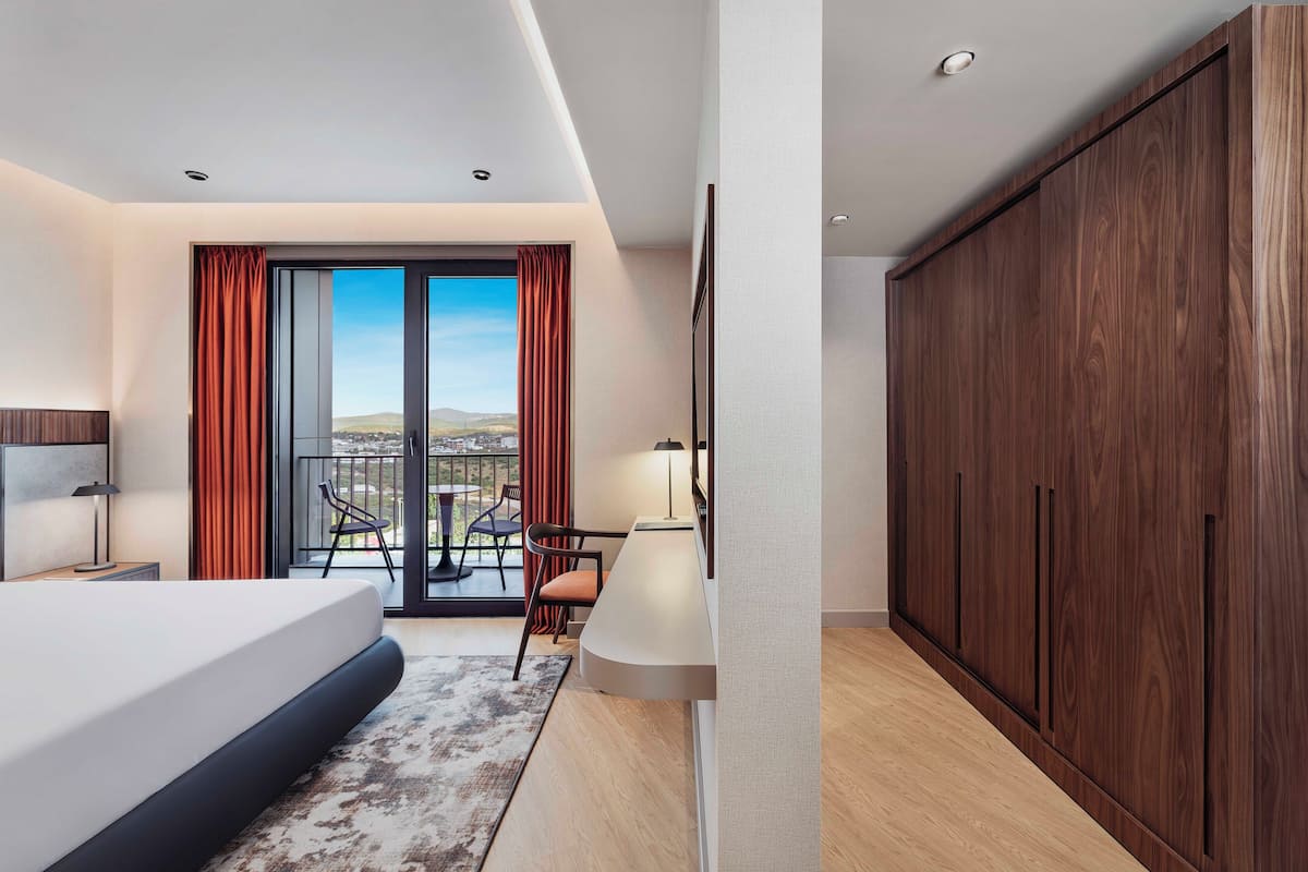 Suite, 1 cama queen-size | 1 quarto, minibar, cofre no quarto, secretária
