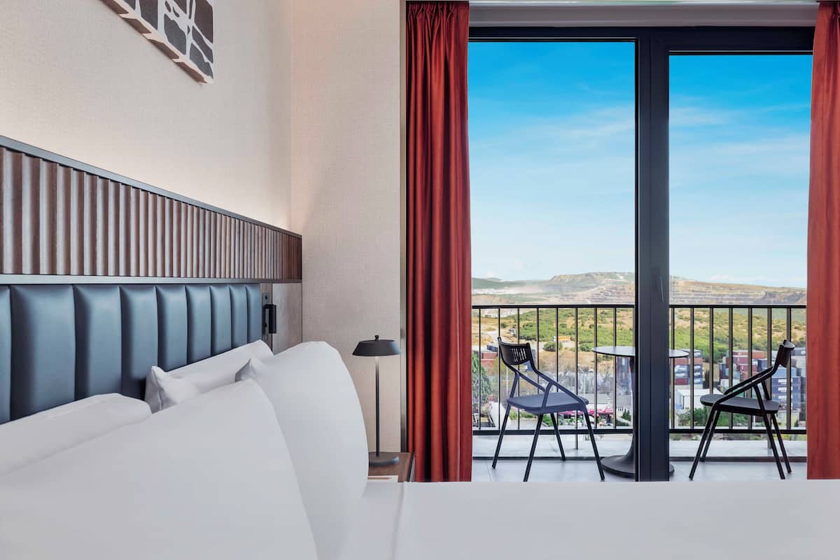 Quarto Deluxe, 1 cama queen-size | 1 quarto, minibar, cofre no quarto, secretária
