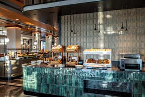 Pequeno-almoço tipo buffet aos fins de semana (20 EUR por pessoa)