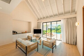 Villa Familiar, 2 quartos, piscina privativa, vista para a praia | Sala de estar | Brinquedos, impressoras 