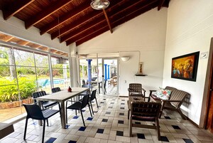 Quarto Familiar, várias camas, ar condicionado | Sala de estar | Televisor 