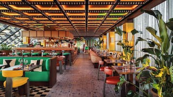 2 restaurantes, pequenos-almoços servidos