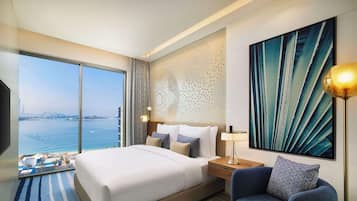 Quarto, 1 cama king-size, acessível | Minibar grátis, cofre no quarto, secretária