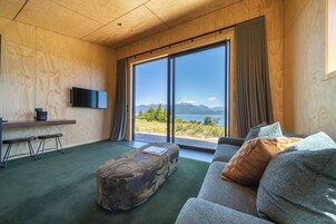 Cabana de Madeira Deluxe | Sala de estar | TV de ecrã plano 