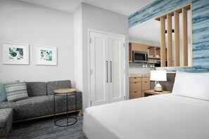 Escrivaninha, cortinas blackout, ferros/tábuas de passar roupa