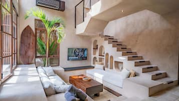 Villa Júnior, vista para a piscina | Sala de estar | Smart TV de 55 polegadas com canais digitais, Netflix