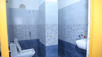 Um polibã, roupões, toalhas fornecidas, champô
