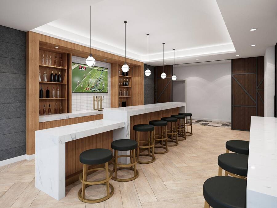 Uma área de bar moderna com bancada de mármore, prateleiras de madeira e banquetas.