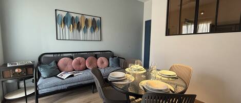 Apartamento (1 Bedroom) | Sala | Televisor