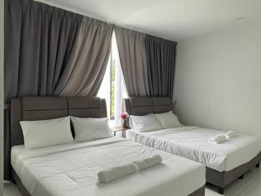 Quarto Quádruplo Superior | Casa de banho | Um secador de cabelo, chinelos, um bidé, toalhas fornecidas