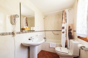 Quarto casal standard, vista para a montanha | Banheiro | Banheira, secador de cabelo, sabonete, shampoo