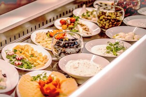 Pequeno-almoço tipo buffet diário mediante uma taxa 