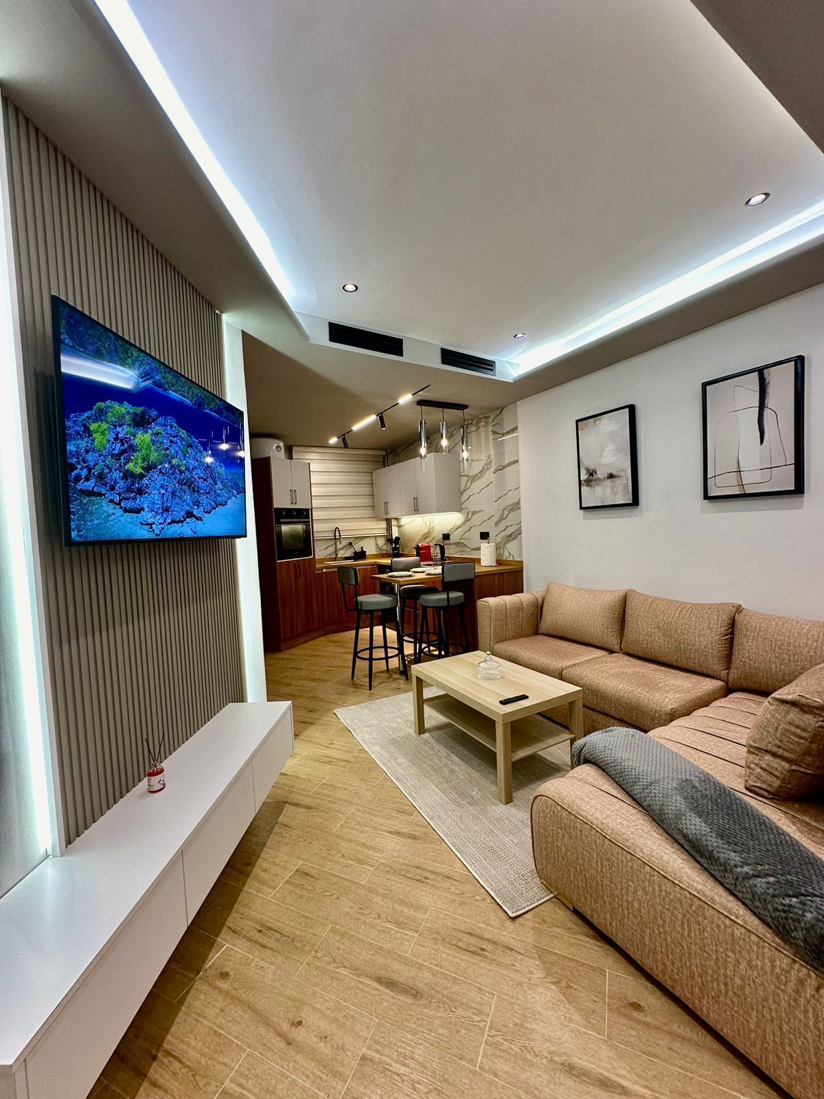 Apartamento luxo | Área de estar | Smart TV 50 polegadas com canais via satélite, lareira, Netflix