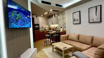 Apartamento luxo | Área de estar | Smart TV 50 polegadas com canais via satélite, lareira, Netflix