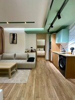 Apartamento luxo, 2 quartos | Área de estar | Smart TV 50 polegadas com canais via satélite, lareira, Netflix