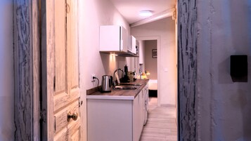 Apartamento superior | Cozinha privada | Geladeira, micro-ondas, cooktop, cafeteira/chaleira