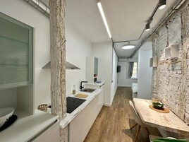 Estúdio | Cozinha privada | Geladeira, micro-ondas, cooktop, cafeteira/chaleira