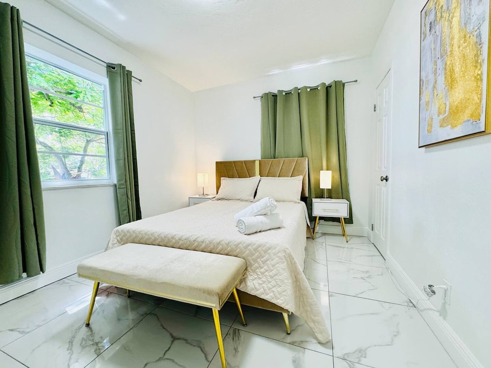 Modern 2-bedroom Retreat Near Beach Airport - Fort Lauderdale, FL