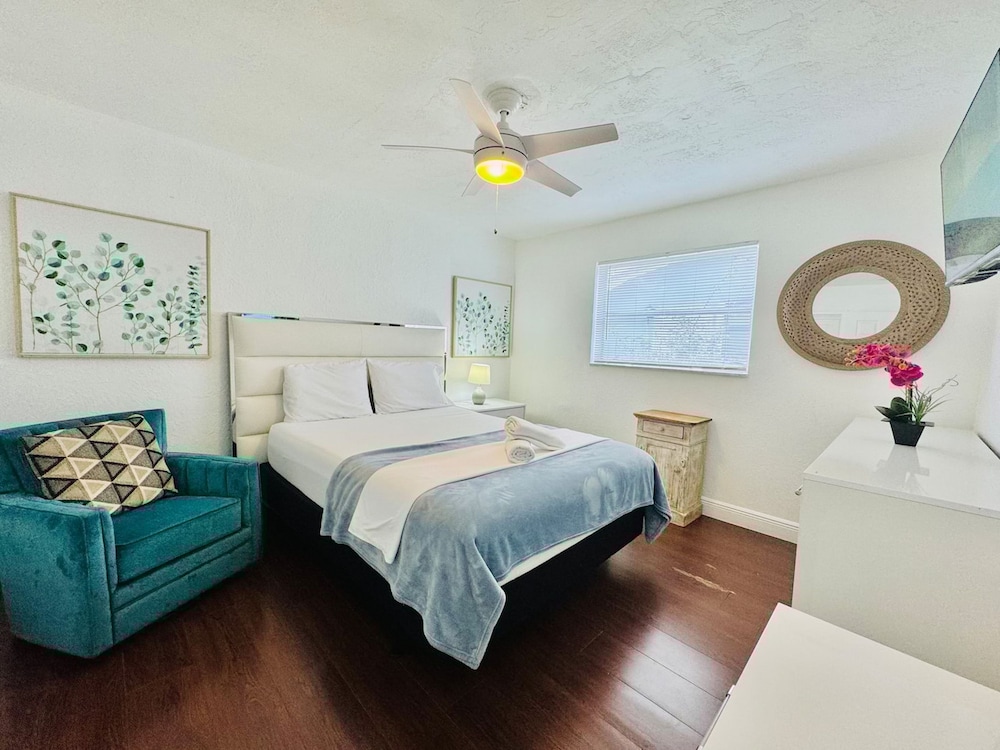 Riverfront King Bed Pool Nearby Beach - Sunrise, FL