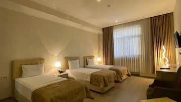 Quarto Triplo Standard | Cofre no quarto, cortinas/cortinados opacos, quartos insonorizados