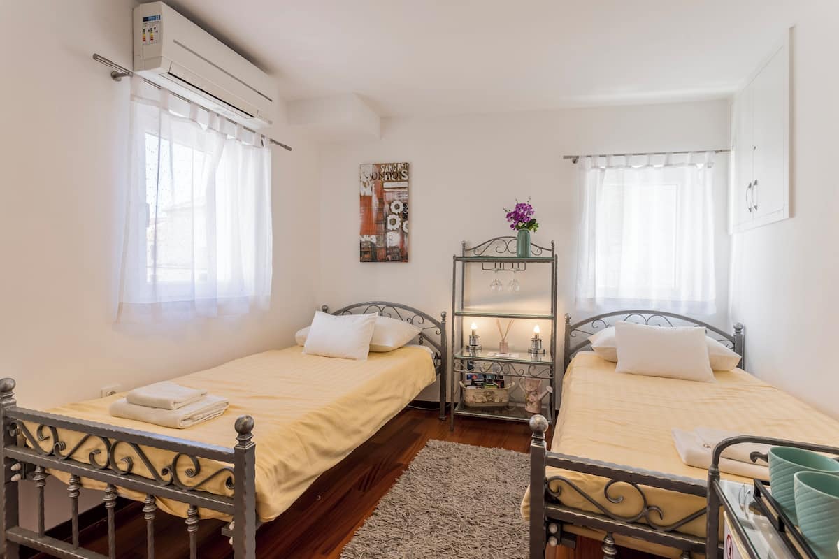 Quarto Duplo ou Twin Clássico, não fumadores | 1 quarto, quartos insonorizados, ferro/tábua de engomar, Wi-fi grátis