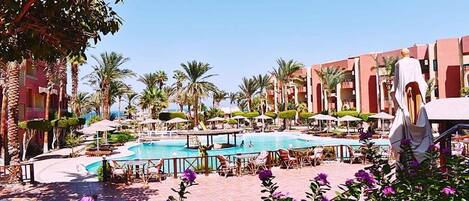 2 piscinas exteriores