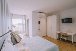 Quarto Duplo, vista para o mar | Secretária, secretária adequada para computadores portáteis